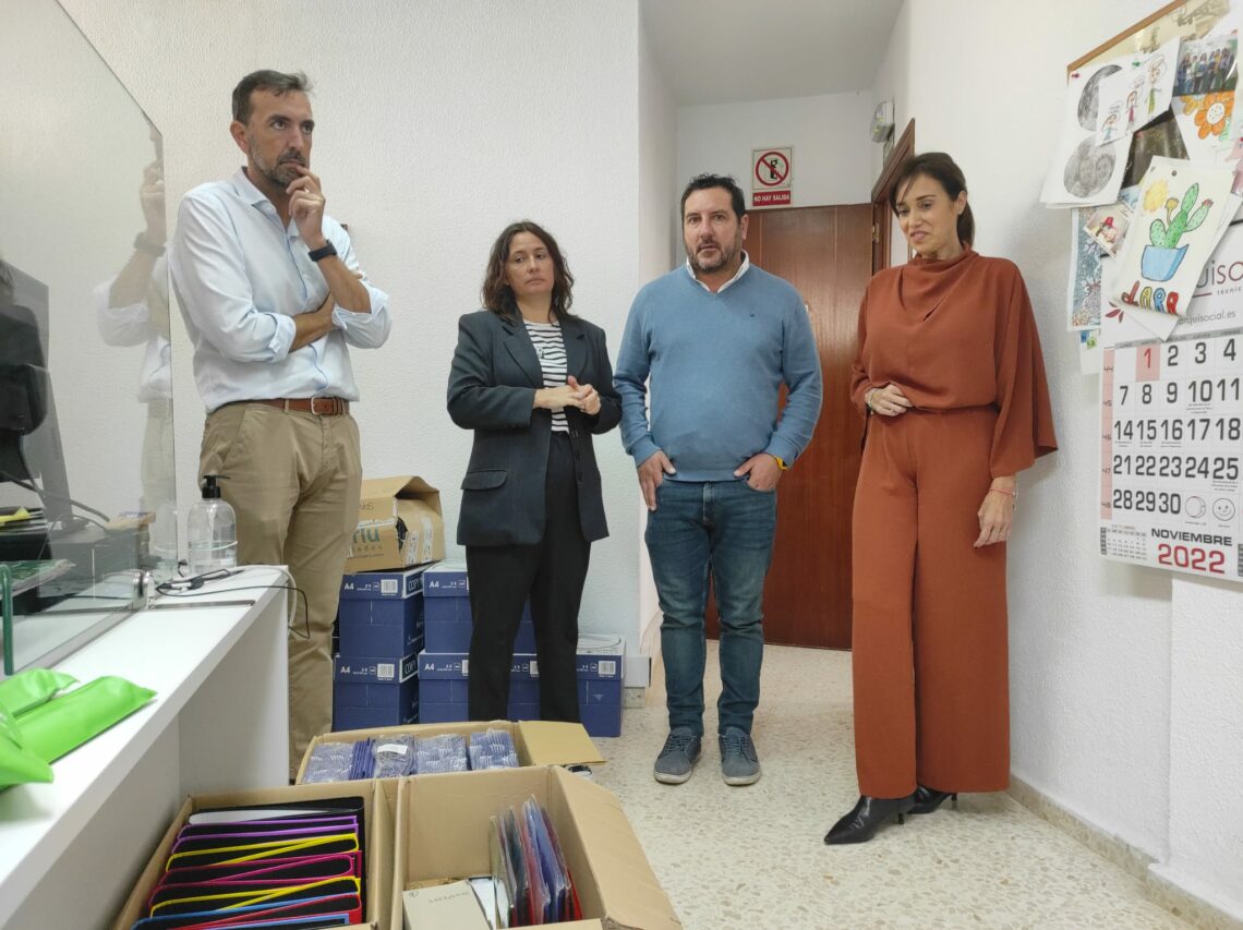 Gema Ramírez hace entrega de material escolar donado por la Fundación ...
